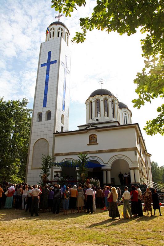Mii de credincioși la slujba de sfințire a bisericii Mănăstirii ...