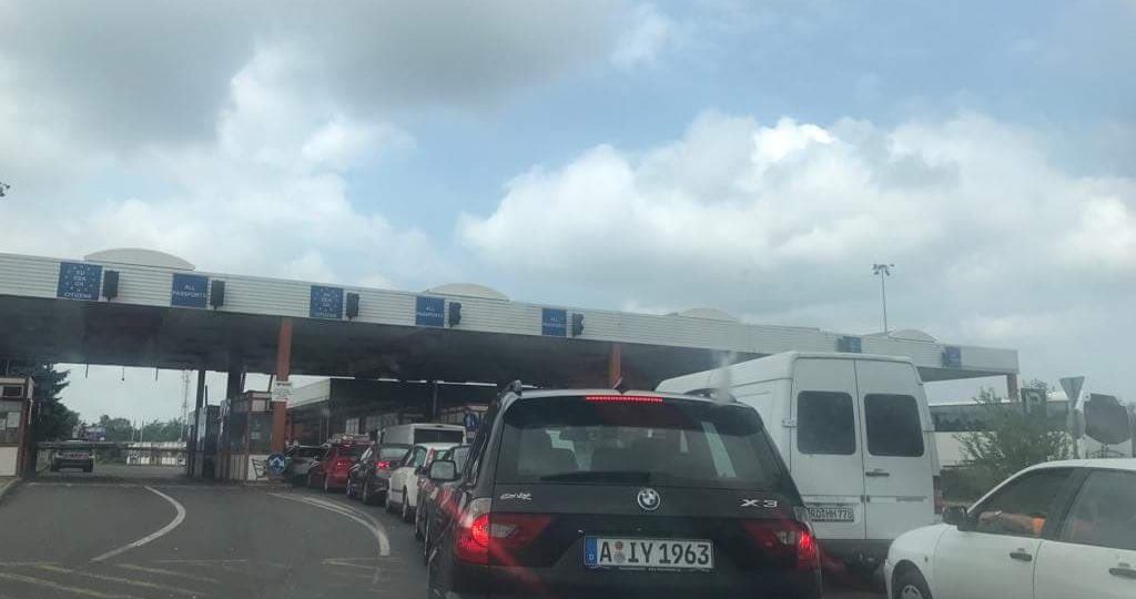 5.000 de români s-au întors în țară, prin Nădlac II, în 24 de ore ...