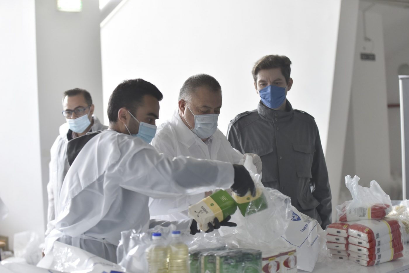Primăria Craiova distribuie 6.000 de pachete de alimente pentru Paşte ...