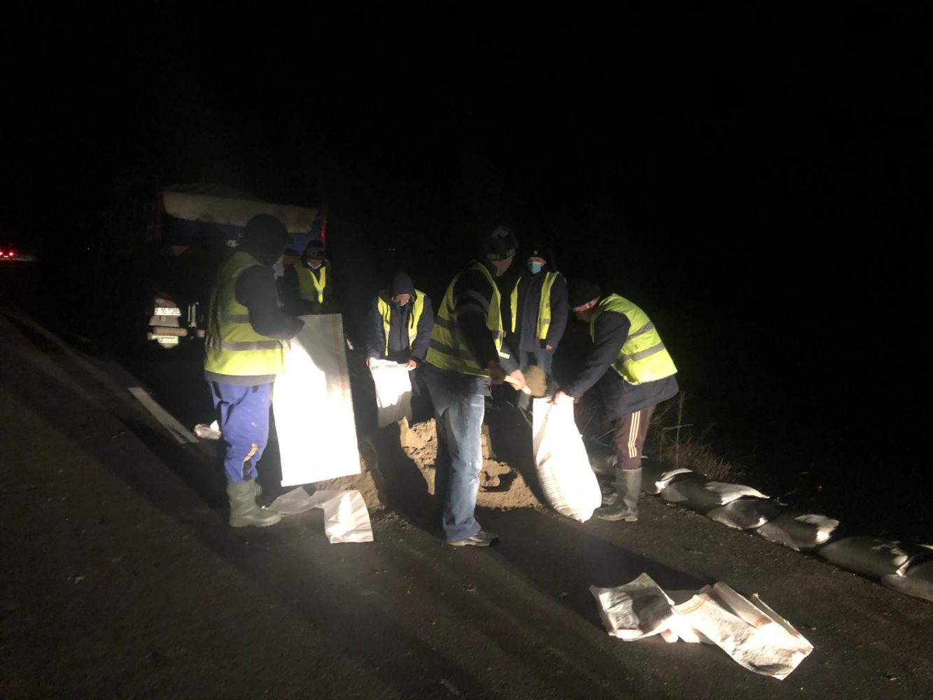 Apele Române Jiu au intervenit și monitorizat râul Jiu toată noaptea ...