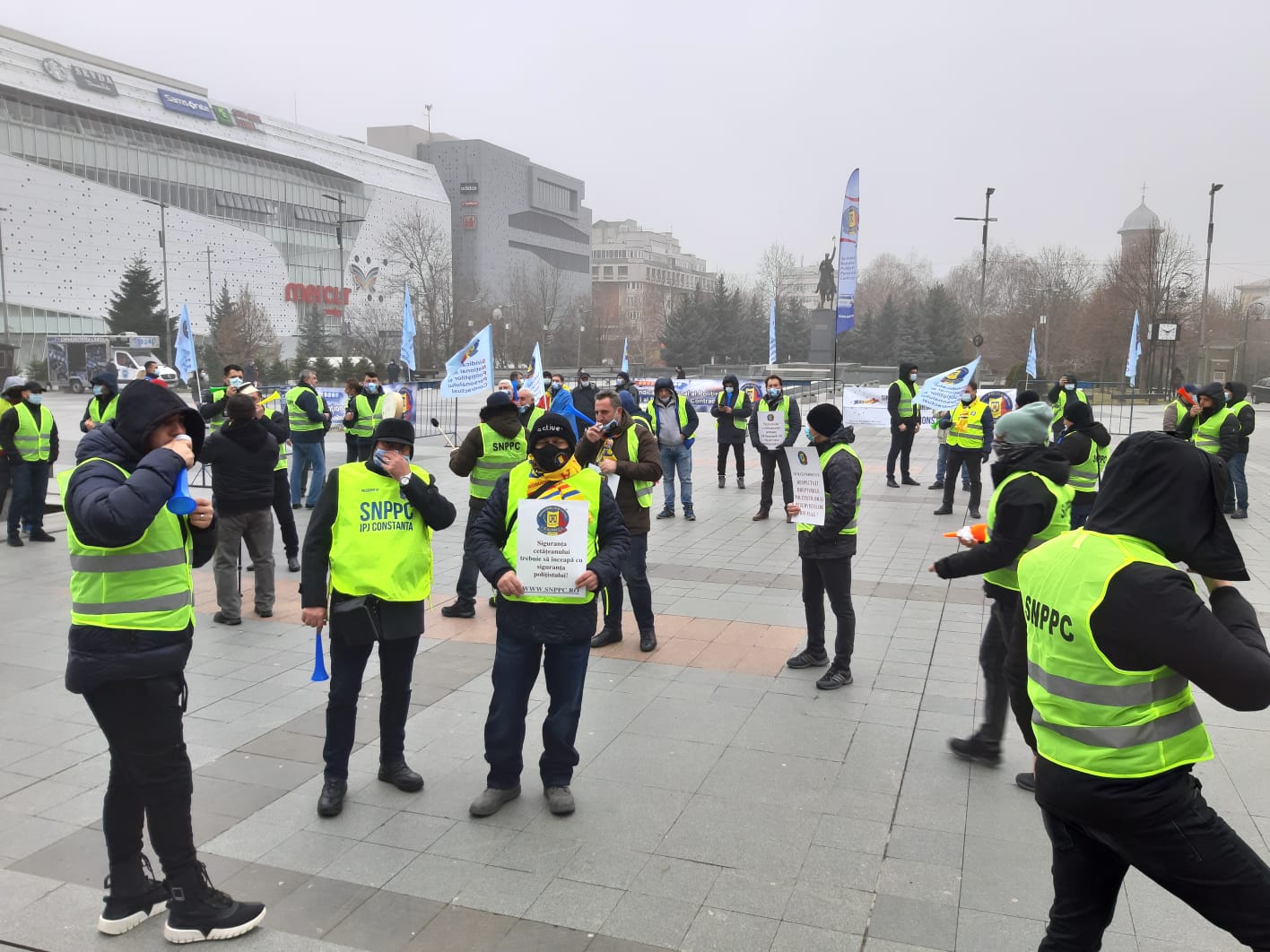 Protest al poliţiştilor şi personalului contractual din MAI, în faţa ...