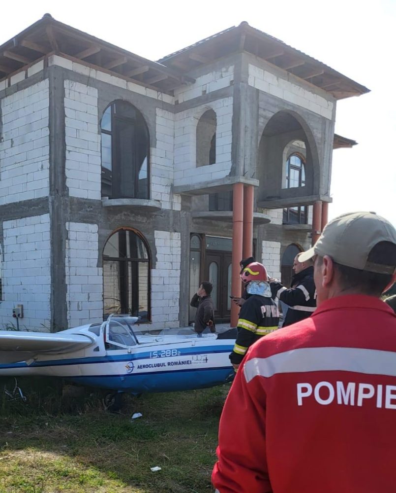 S-au trezit cu un planor în curte | Cuvântul Libertăţii