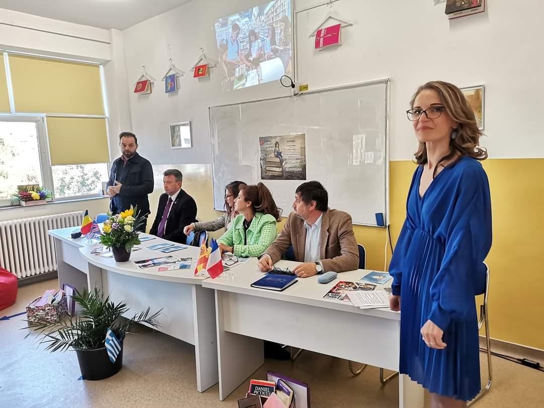 Liceul Voltaire : Centrul de Documentare și Informare, un proiect de succes | Cuvântul Libertăţii