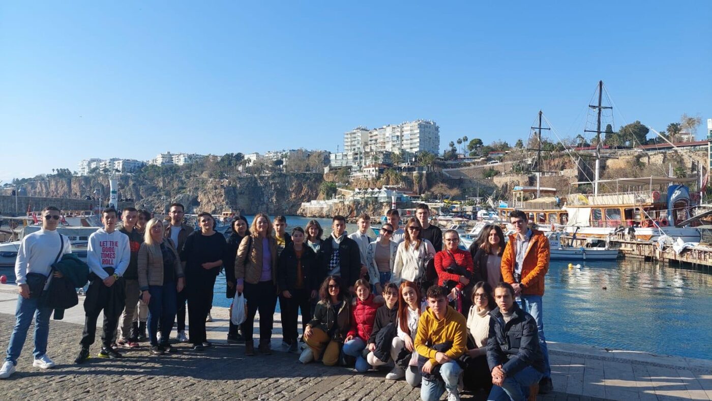 Echipă a Şcolii Profesionale din Daneţi, în Turcia, în cadrul unui ...