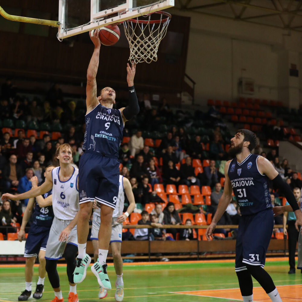 Baschetbaliştii Craiovei, din bătaie (pe tabelă), în bătaie (la pumni ...