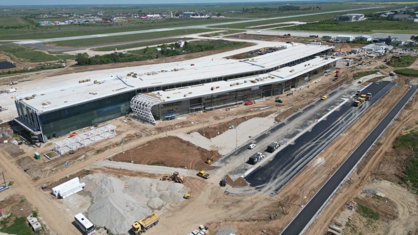 Se asfaltează parcarea de la viitorul terminal al Aeroportului Internaţional Craiova | Cuvântul ...
