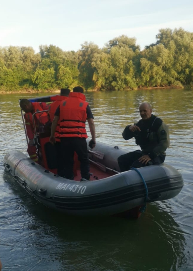Scafandri caută eventuali supraviețuitori ai accidentului naval de la ...