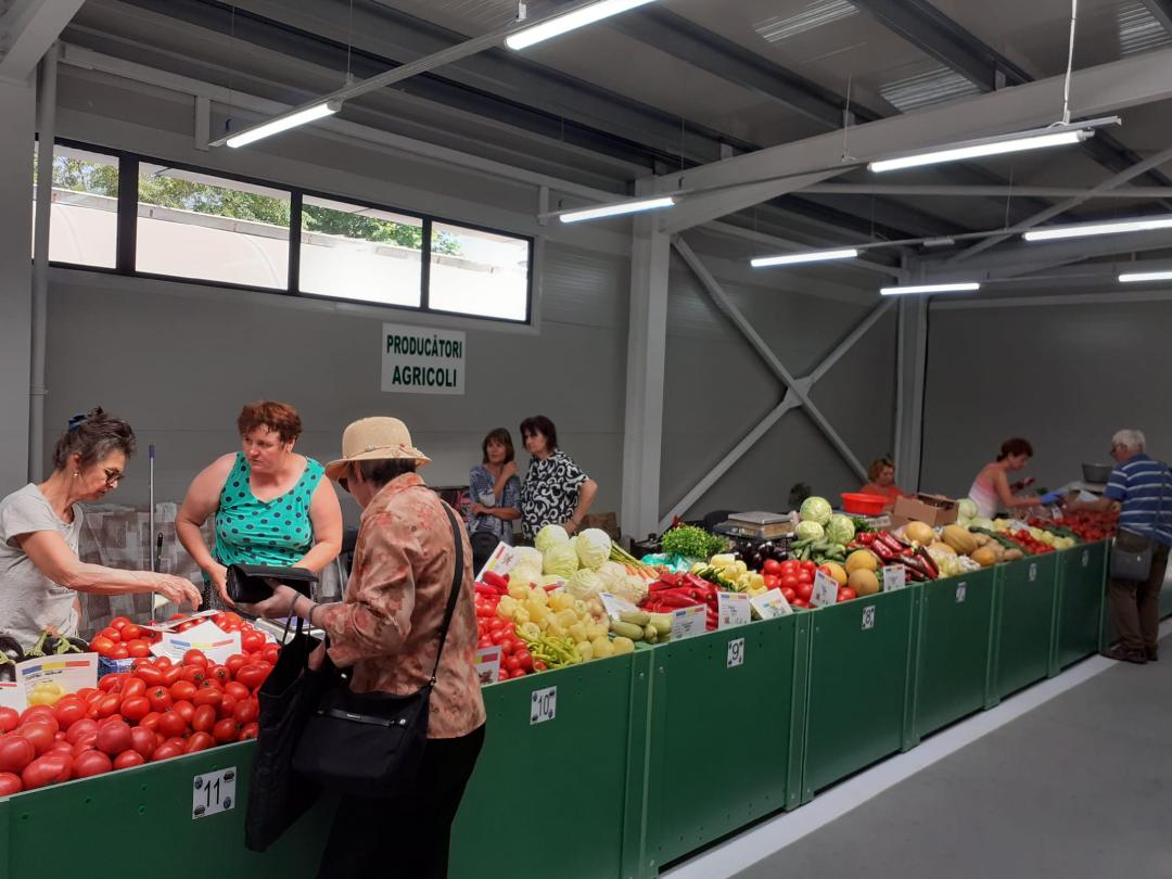 Piaţa din Brazda lui Novac, proaspăt reabilitată, a fost inaugurată ...